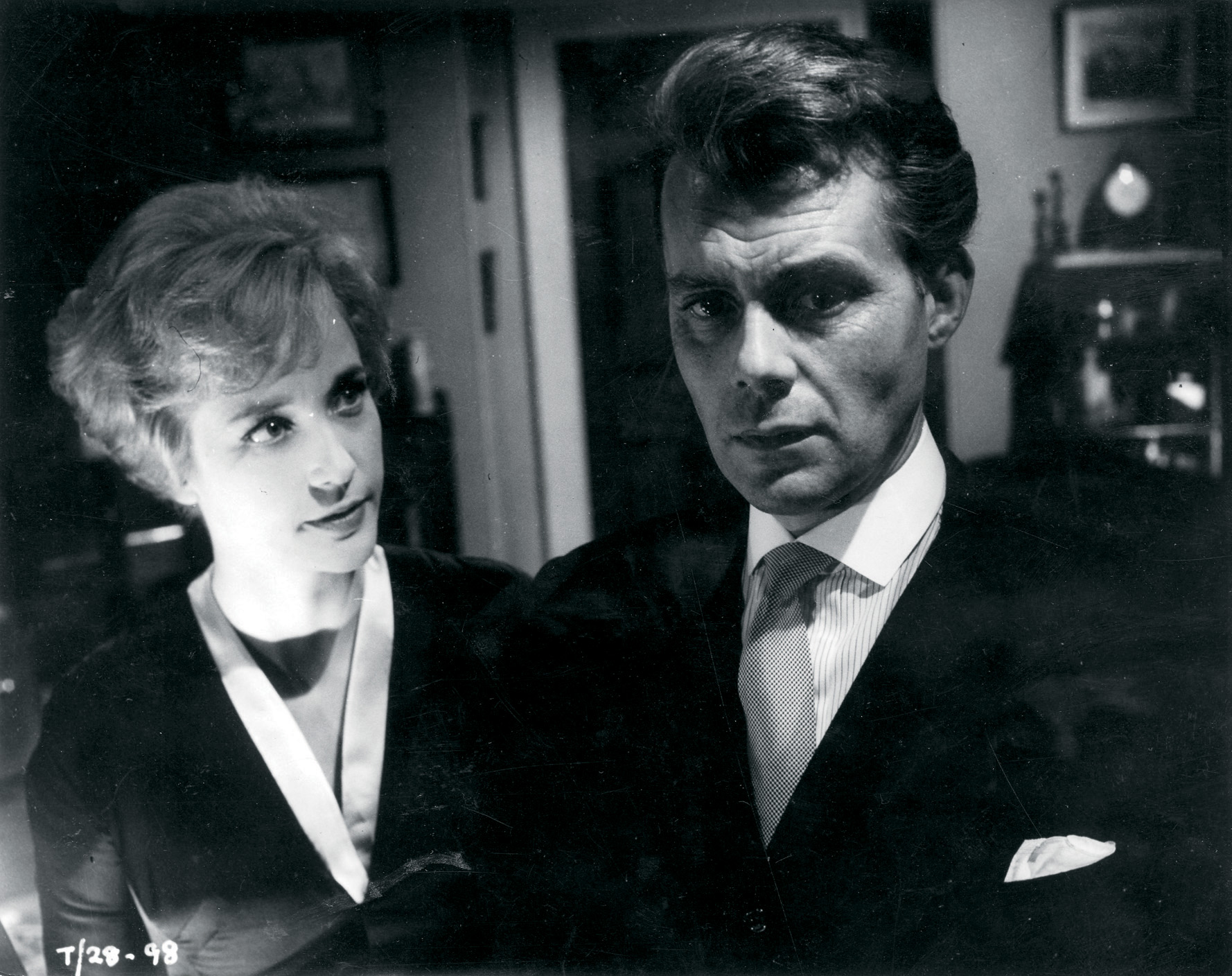 Victim ***** (1961, Dirk Bogarde, Sylvia Syms, Peter McEnery, Dennis ...